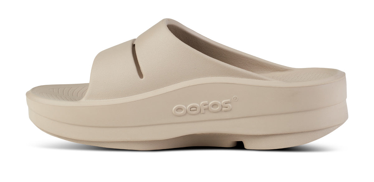 OOFOS Dames OOmega Recovery Slippers, Nomad – oofosbenelux.nl