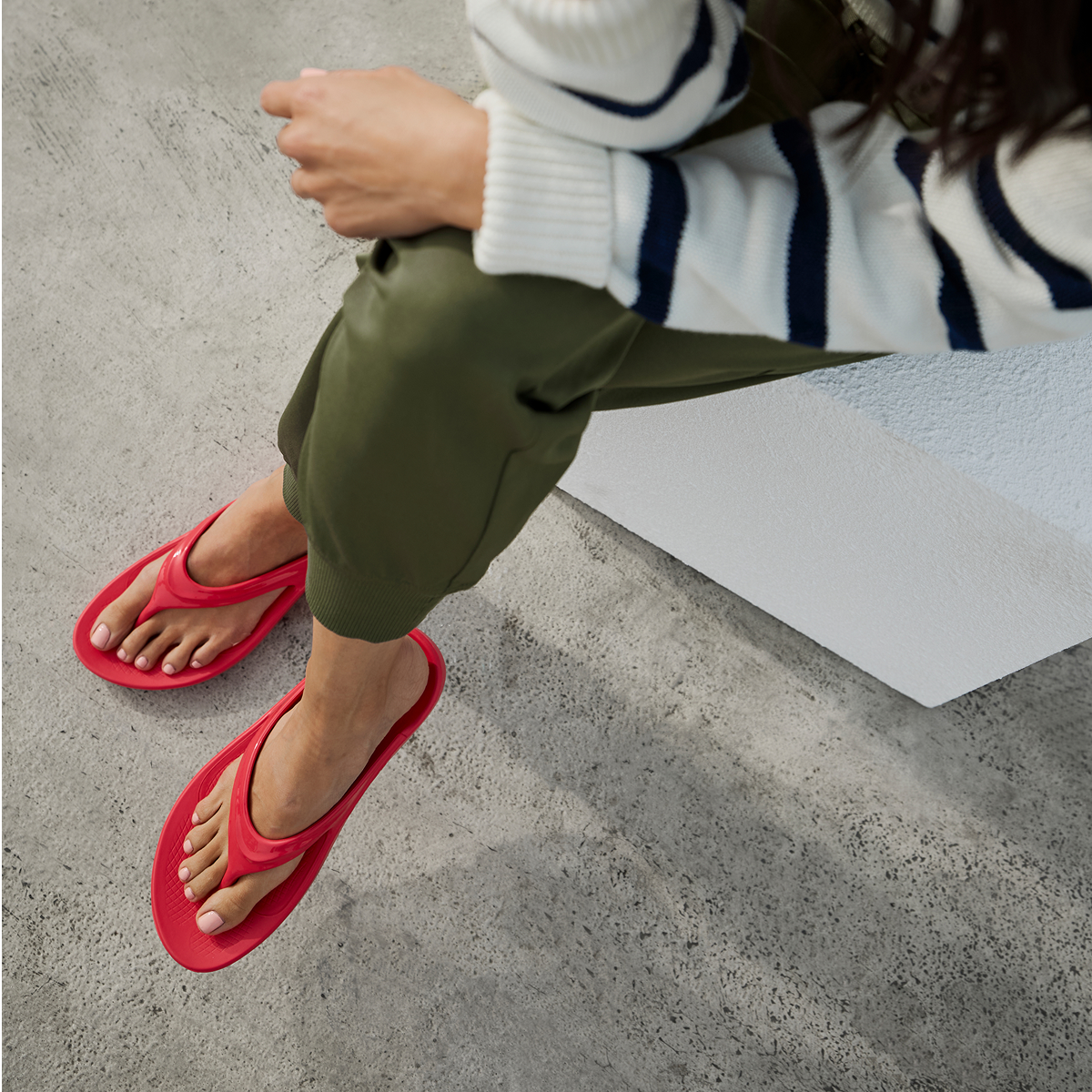 OOFOS Dames OOlala Recovery Slippers, Neon Berry – oofosbenelux.nl